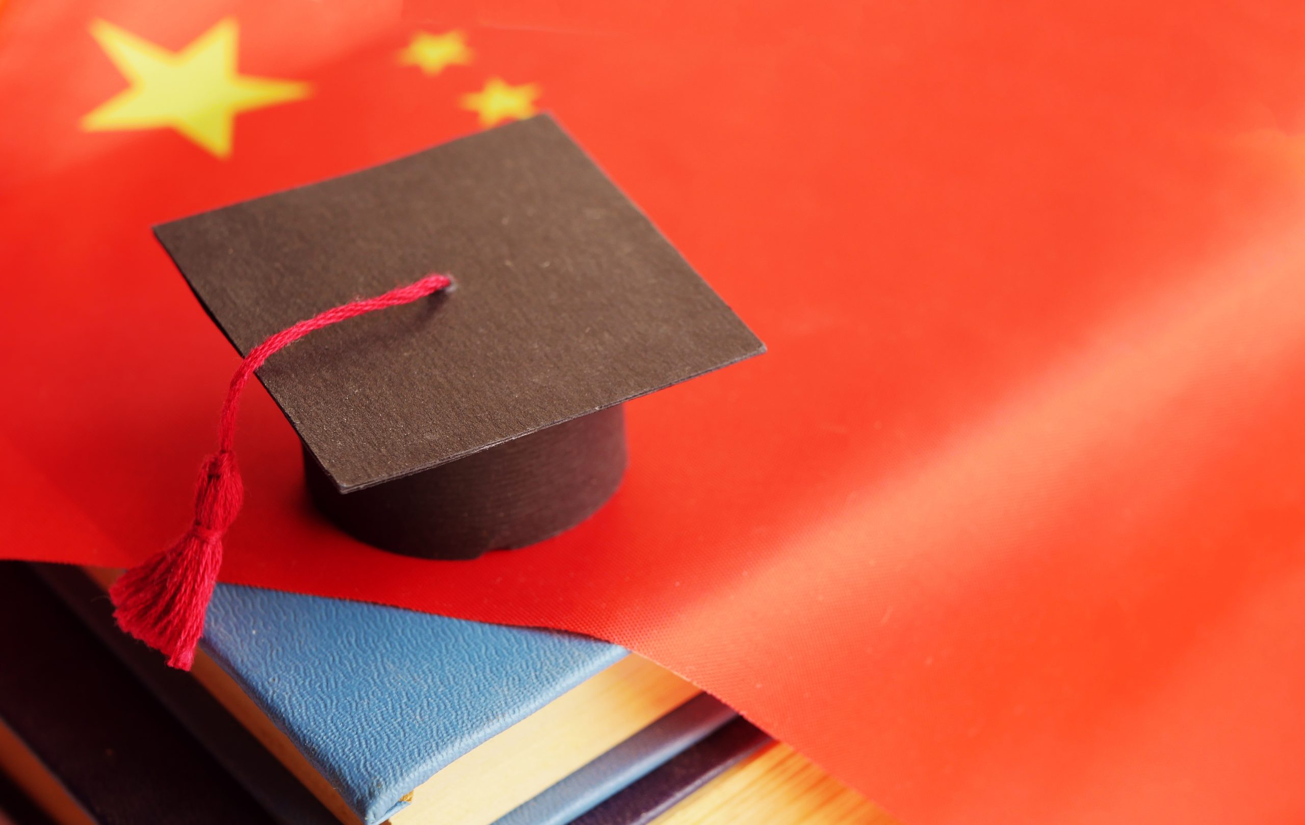Graduation cap on Chinese flag. Language learning. China student — The ...